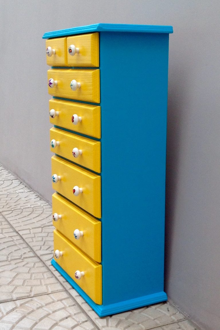 Uma cômoda colorida e cheia de vida! - agosto de 2016 - Além da Rua Atelier