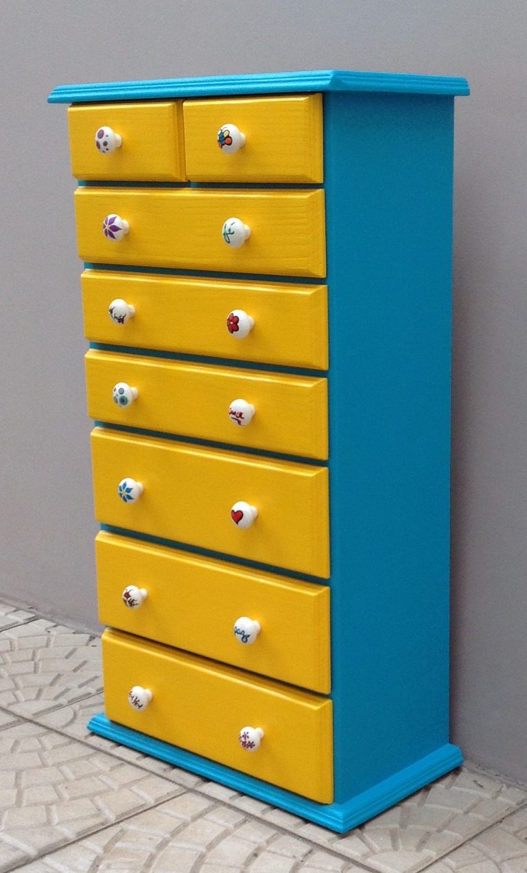 Uma cômoda colorida e cheia de vida! - agosto de 2016 - Além da Rua Atelier